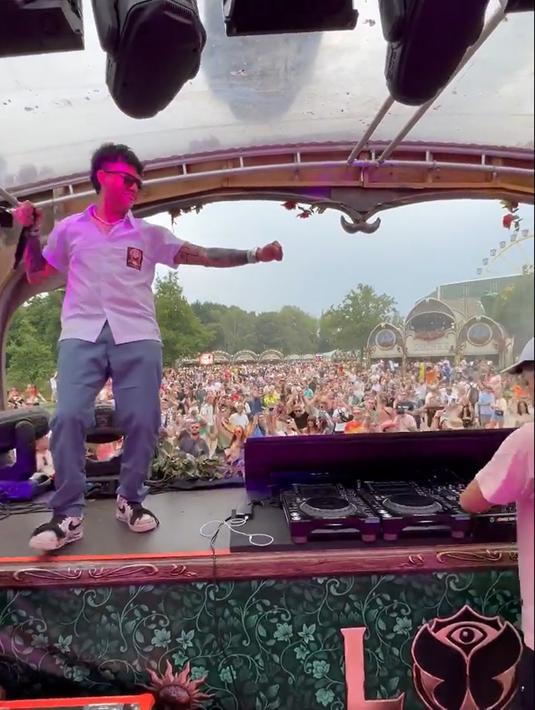 Potret Reza Arap Pakai Seragam SMA, Tampil di Tomorrowland Bareng Weird ...