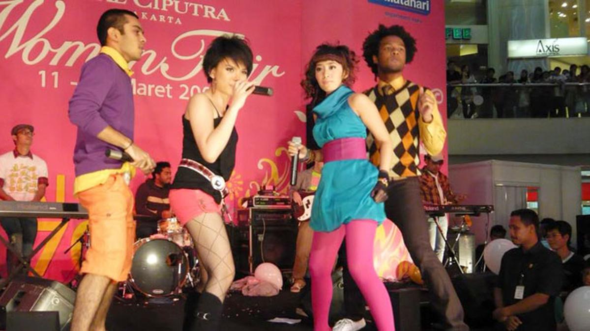 Fashion Korea Style, Tangga Usung Lagu Nasional - ShowBiz Liputan6.com