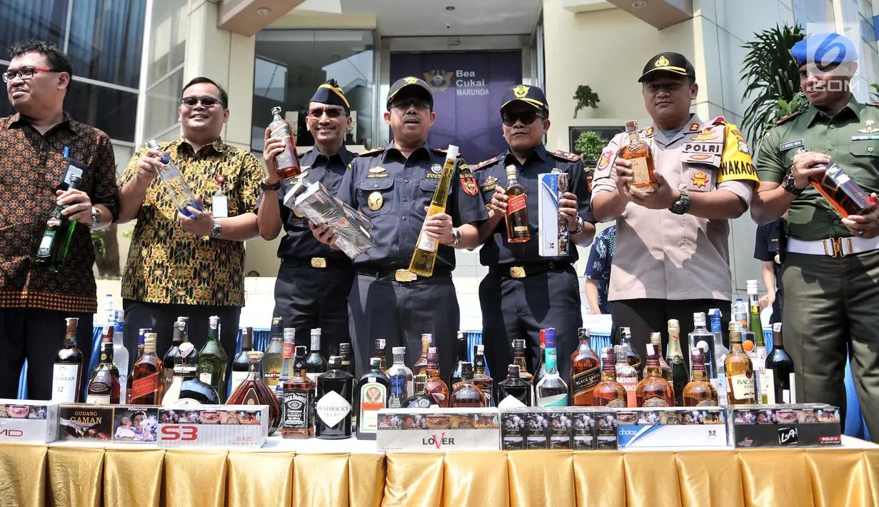FOTO: 2 Juta Batang Rokok dan Ribuan Botol Miras Ilegal Dimusnahkan - Foto Liputan6.com