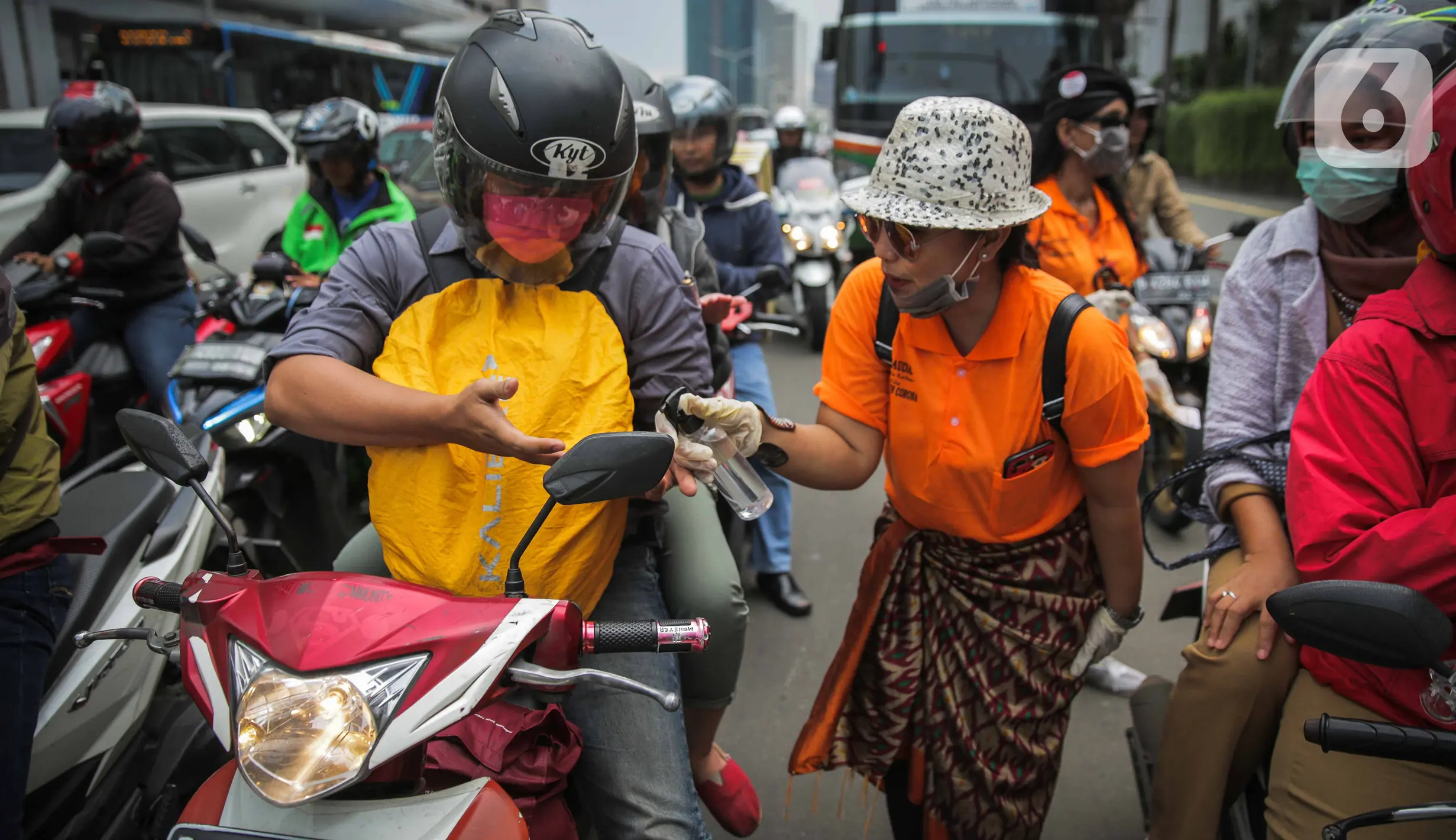 FOTO: Aksi Semprotkan Hand Sanitizer ke Pengguna Jalan - Foto Liputan6.com