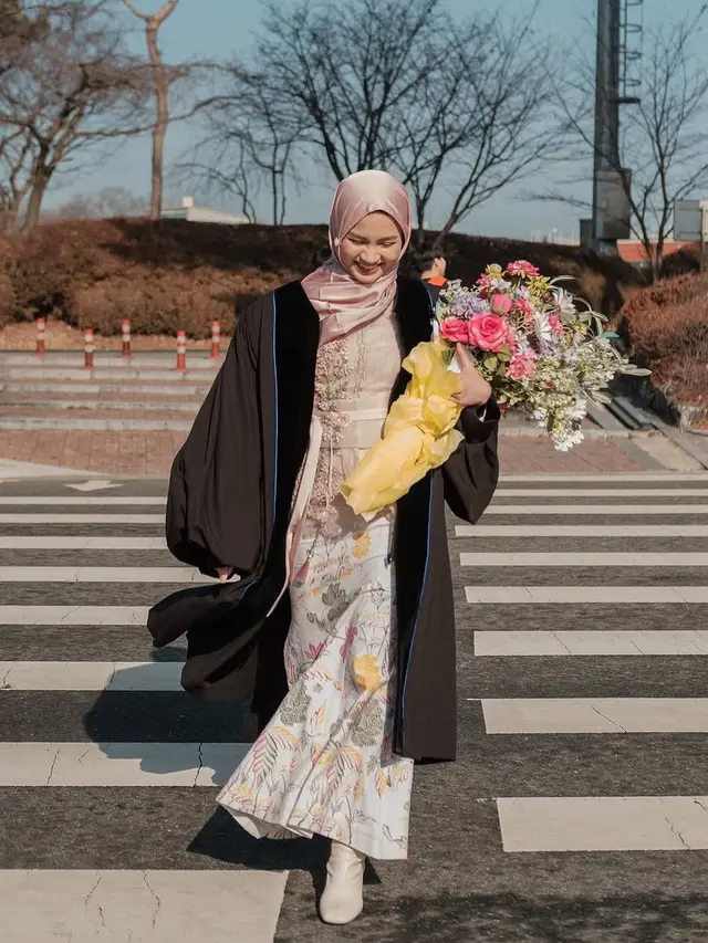 6 Potret Kebaya Wisuda Xaviera Putri, Diberi Sentuhan Bunga Indonesia ...