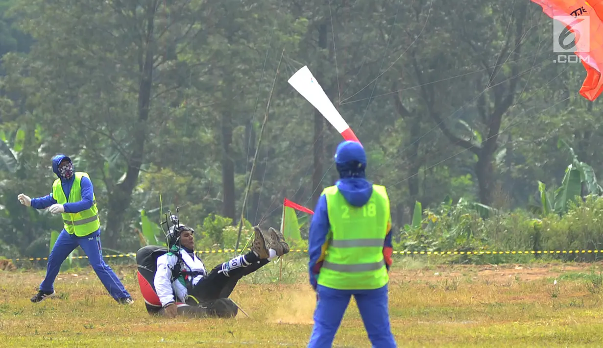 FOTO: Momen Dua Atlet Paralayang Asian Games 2018 Jatuh - Foto Liputan6.com