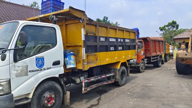 Truk Pengangkut Sampah Terjungkal Saat Antre di TPA Cipayung Depok - News Liputan6.com