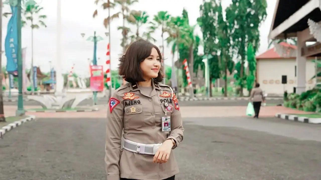 Disebut Mirip Boneka Susan, Ini 6 Potret Polwan Ipda Ajeng Sekar - Hot Liputan6.com