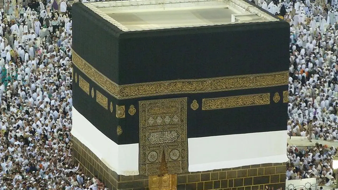 Begini Proses Pencucian Kakbah Menggunakan Air Zam-Zam - Islami ...