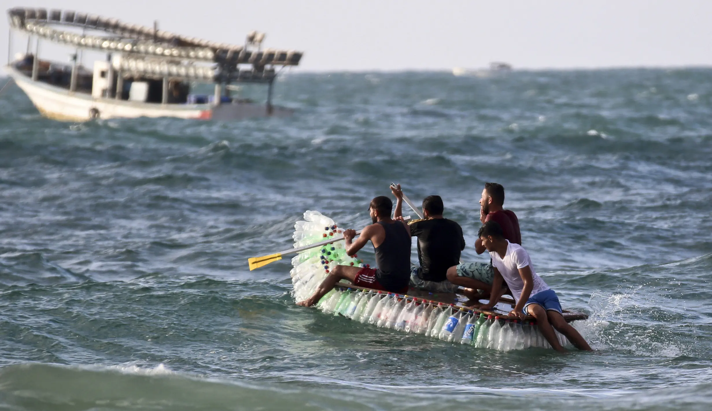 FOTO: Demi Bertahan Hidup, Nelayan Gaza Buat Perahu dari Ratusan Botol ...