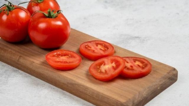 6 Manfaat Tak Terduga Tomat untuk Kulit yang Jarang Diketahui