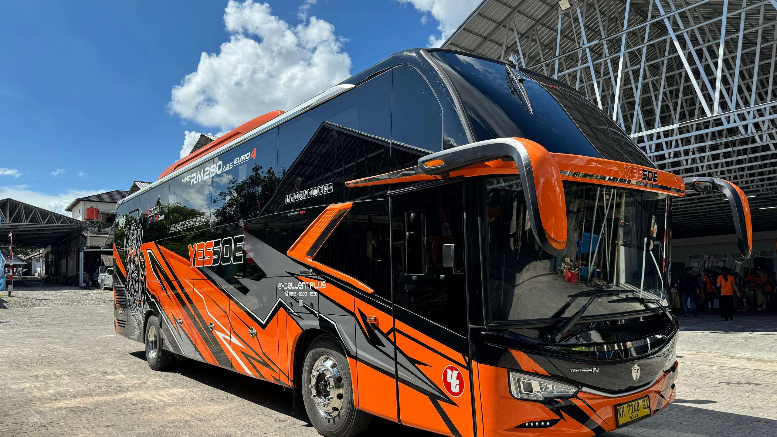 Hino Bus RM 280 ABS Tenagai Armada PO Yessoe Travel Terjang Jalur ...