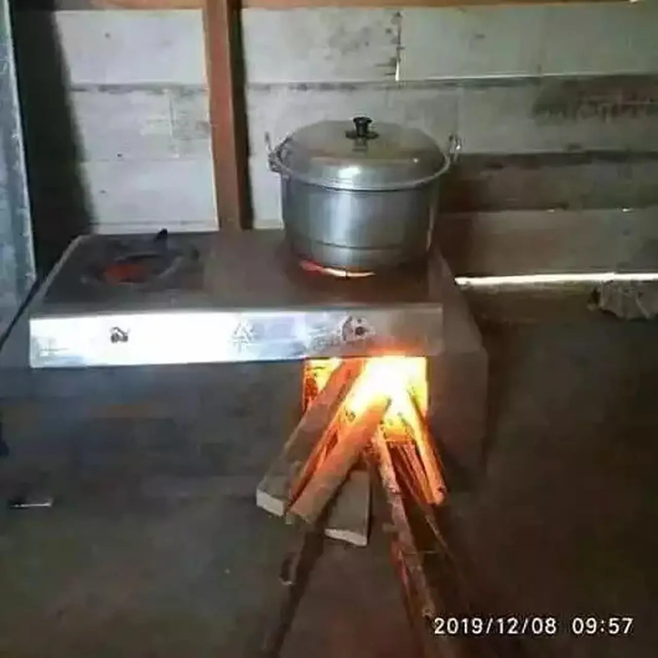 6 Potret Nyeleneh Orang Masak Pakai Kayu Bakar Ini Bikin Tepuk Jidat ...