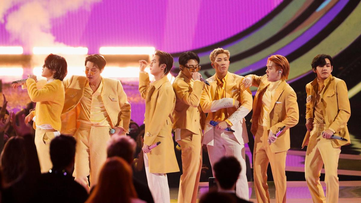 Daftar Pemenang Penghargaan American Music Awards 2021 - ShowBiz ...