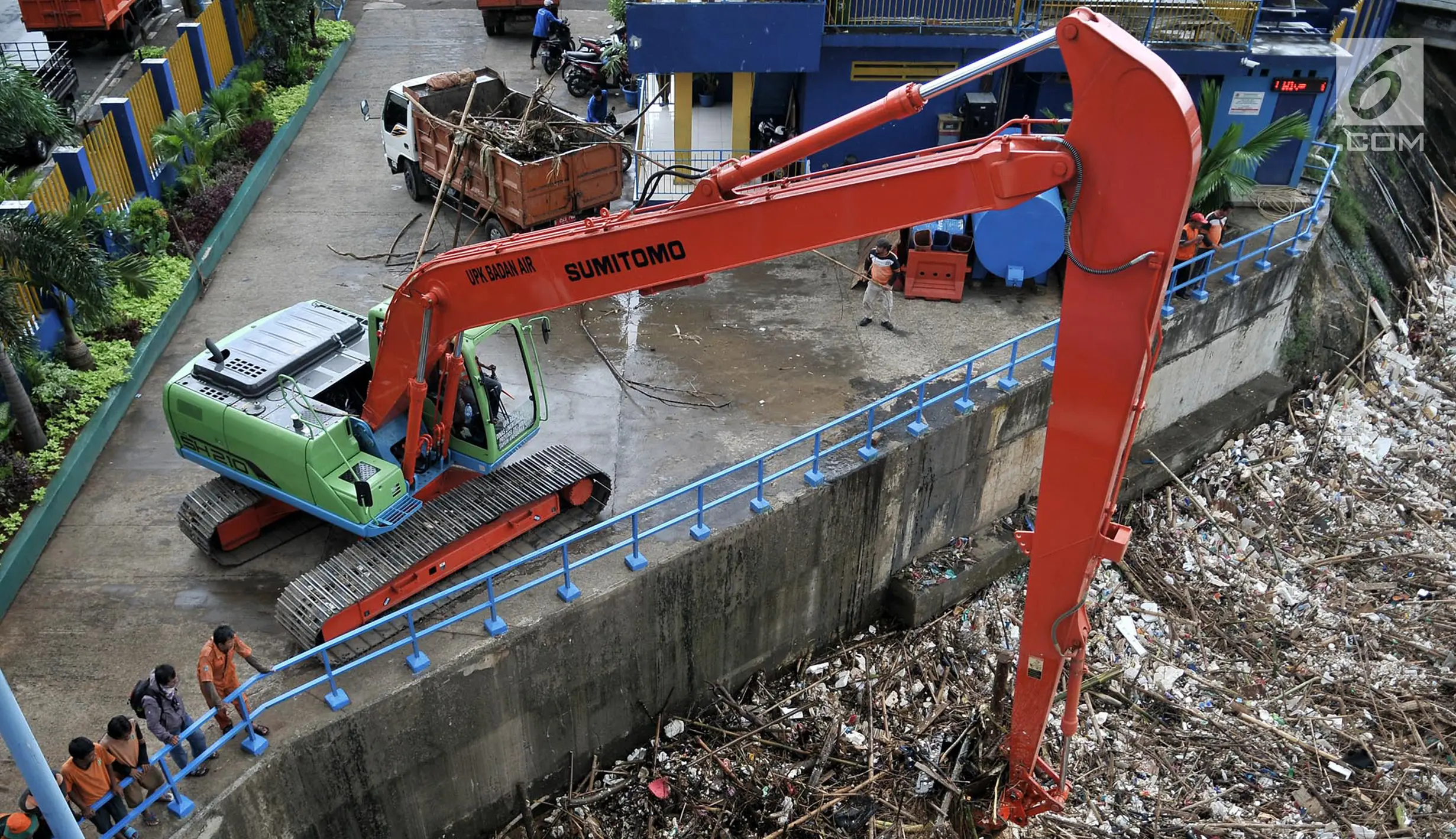 FOTO: Arus Meningkat, Ratusan Kubik Sampah Penuhi Pintu Air Manggarai ...