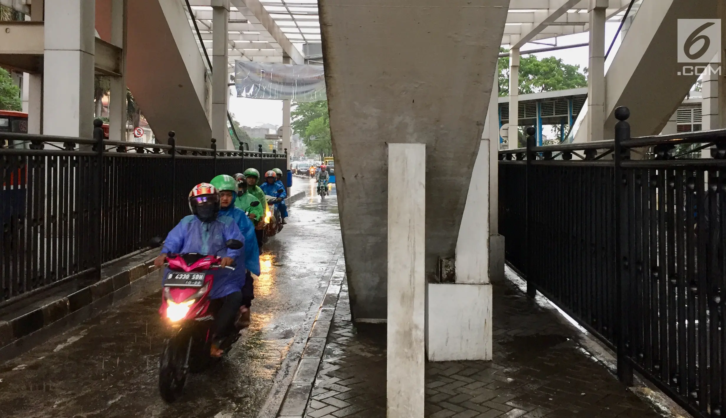 FOTO: Hindari Macet, Pemotor Terobos Jalur Bus di Terminal Manggarai ...