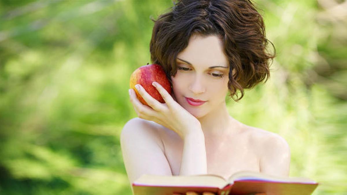 5 Gaya Rambut Formal Untuk Si Curly - Beauty Fimela.com