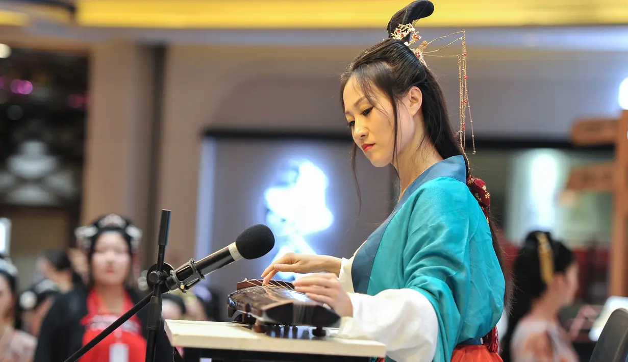 FOTO: Pesona Model Bergaya dalam Balutan Busana Tradisional China ...