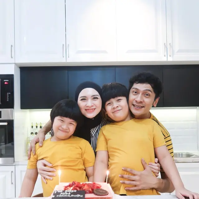 6 Potret Keluarga Kecil Donita dan Adi Nugroho, 10 Tahun Harmonis ...