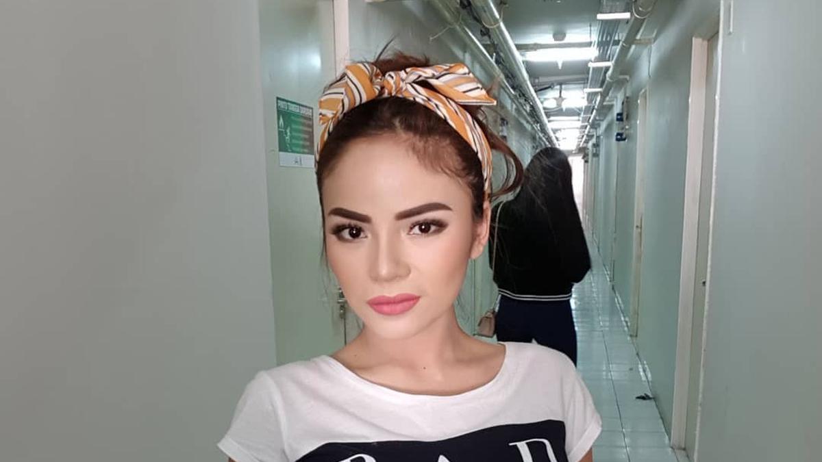 Dinar Candy Kapok Buka Baju di Jalan - ShowBiz Liputan6.com