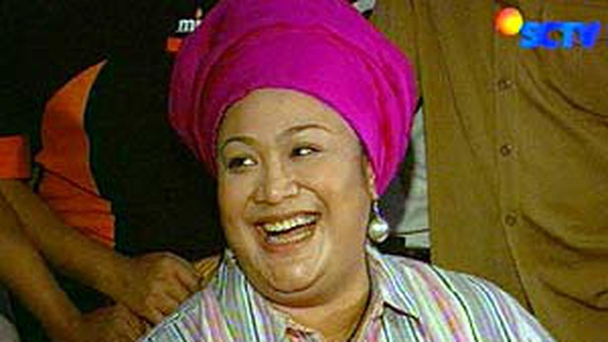 Dewi Hughes Luncurkan Buku - ShowBiz Liputan6.com