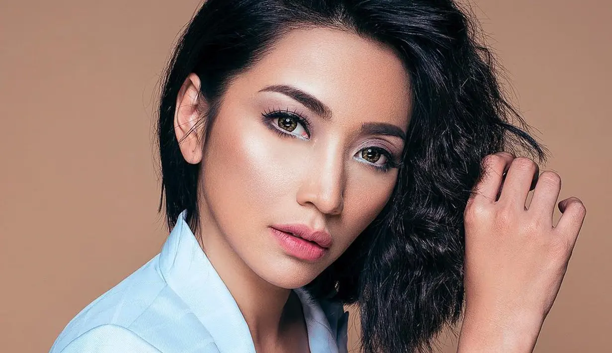 FOTO: Gaya Hesti Purwadinata Pakai Makeup Tebal, Tampil Memesona - Foto ...