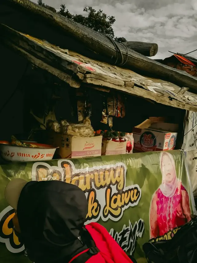 Mbok Yem Ditandu Turun Lebih Awal dari Gunung Lawu, Warungnya Tetap Buka