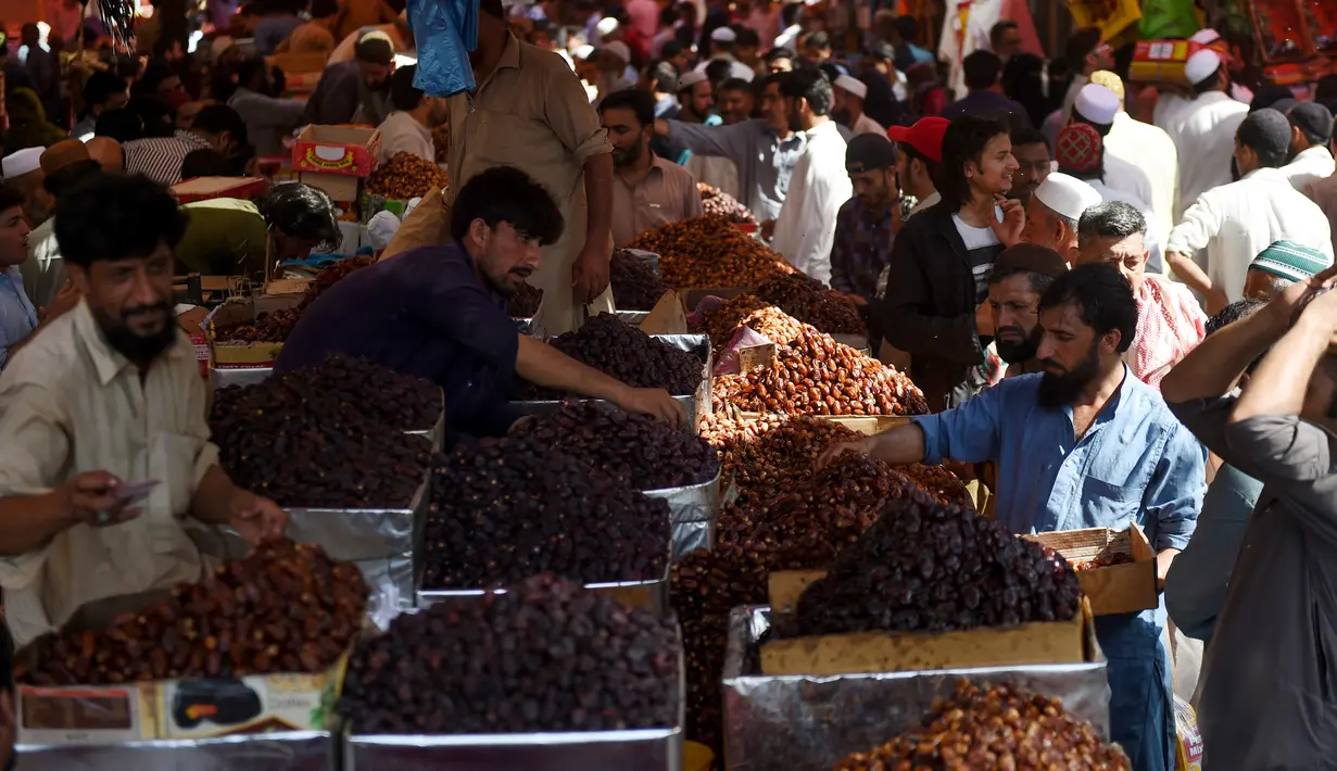 FOTO: Memasuki Ramadan, Warga Pakistan Berburu Kurma - Foto Liputan6.com