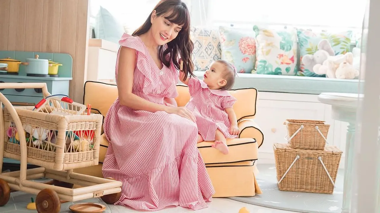 Identik Bergaun Warna Pastel, Shandy Aulia Nostalgia dengan Dress Hitam ...