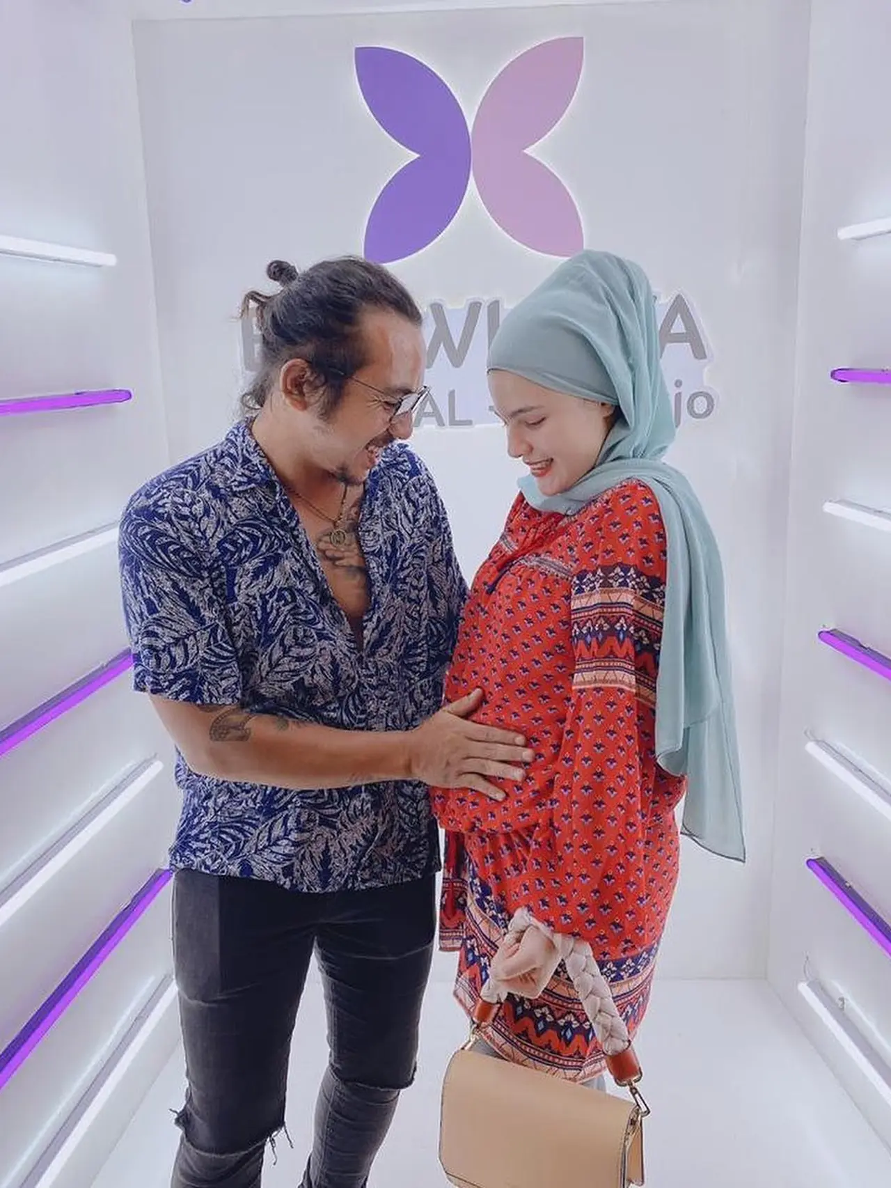 Lahirkan Anak Pertama, Ini 7 Potret Perjalanan Kehamilan Istri Komo ...