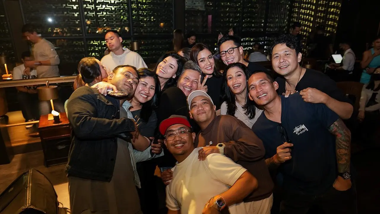 7 Potret Gading Marten dan Medina Dina yang Dikabarkan Pacaran - Hot ...