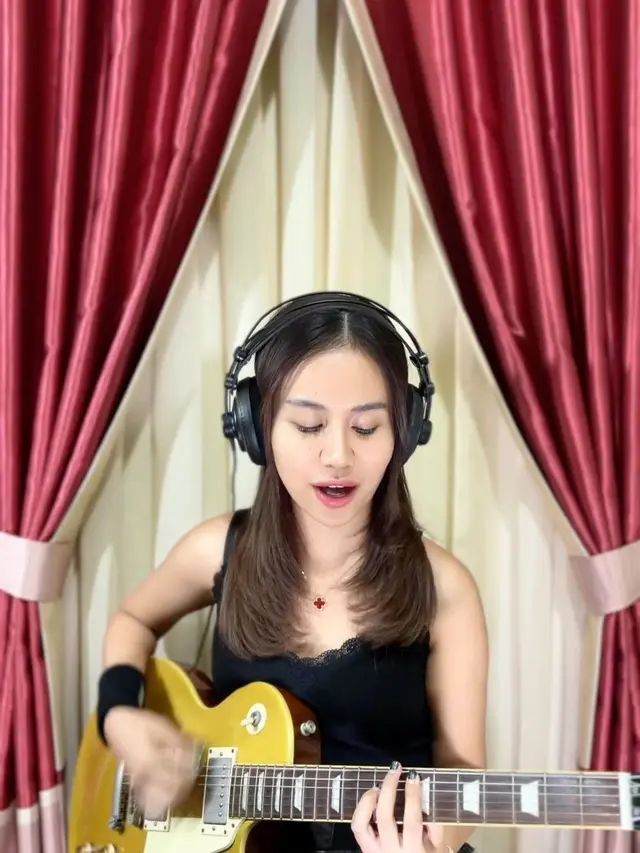 Gaya Mayang Lucyana Fitri Saat Main Gitar, Tampil Elegan hingga Jadi ...