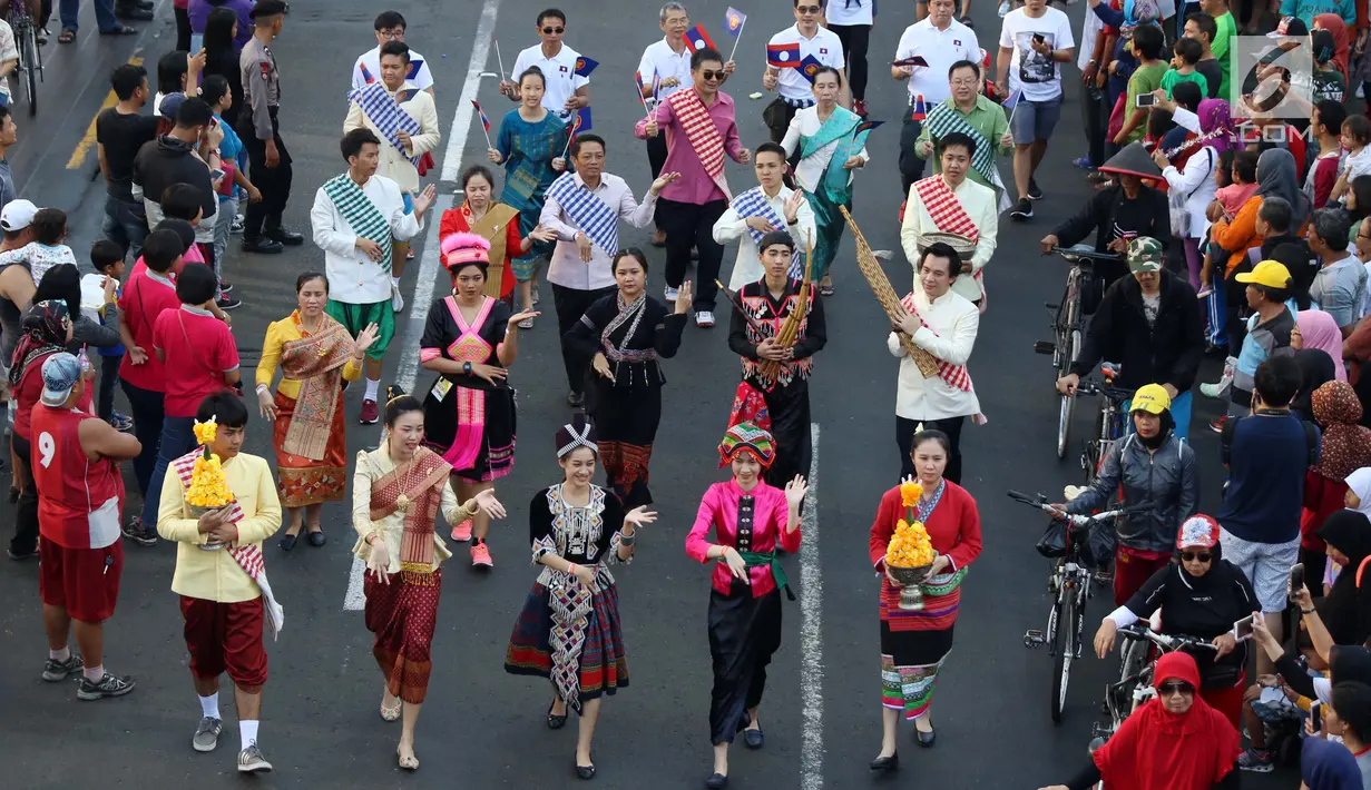 PHOTO: Rayakan 50 Tahun ASEAN, Parade Kostum dan Budaya Ramaikan CFD ...