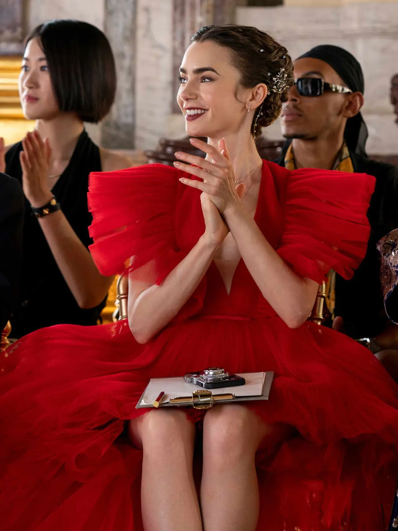 Selalu Tampil Menonjol, Ini 18 Outfit Terbaik Lily Collins dalam Serial Emily in Paris ...