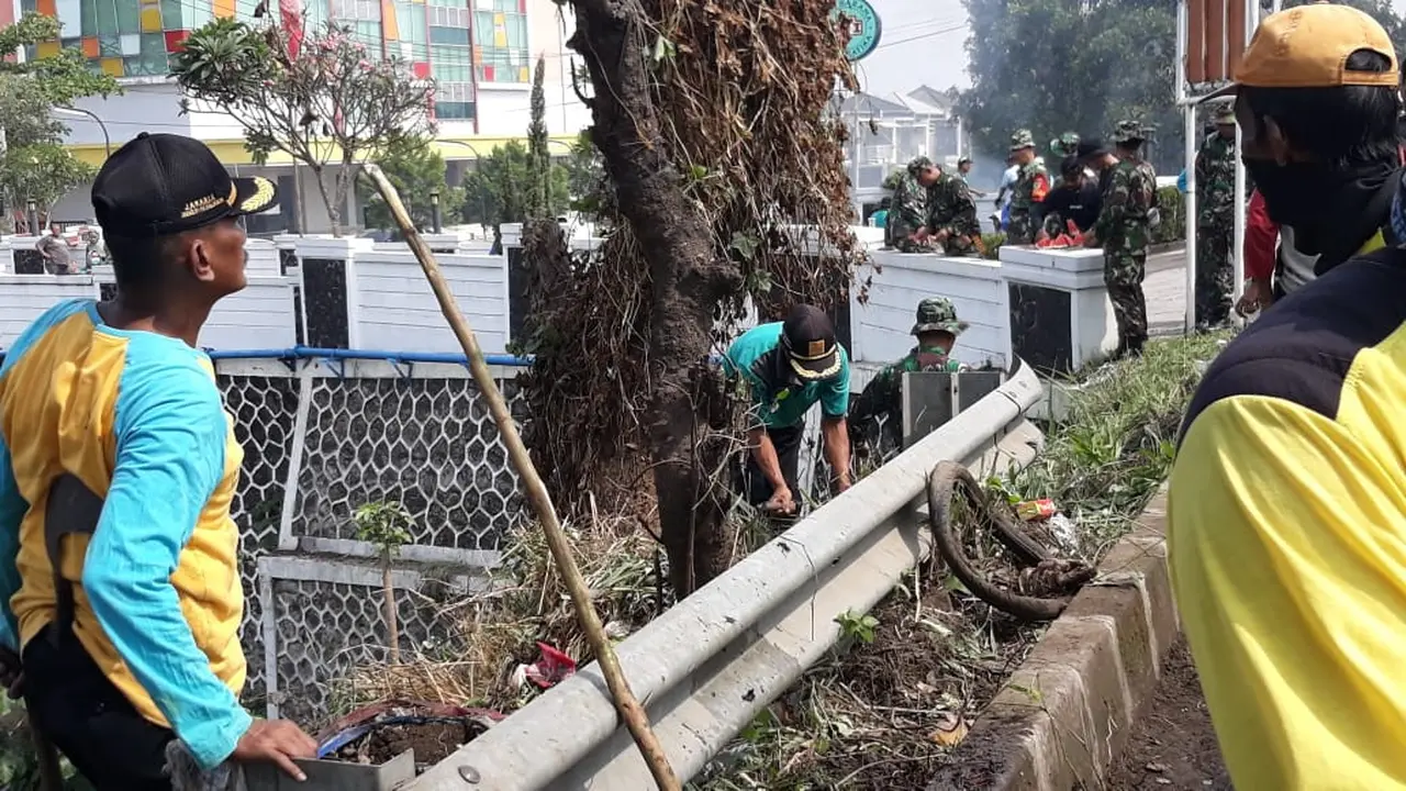 TNI dan Relawan Berjibaku Bersihkan Gunungan Sampah di Sungai Kalibaru Bogor - News Liputan6.com