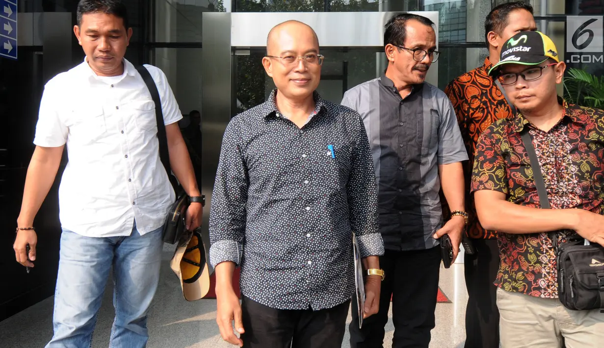 FOTO: Ekspresi Wakil Bupati Bengkulu Selatan Usai Diperiksa KPK - Foto Liputan6.com