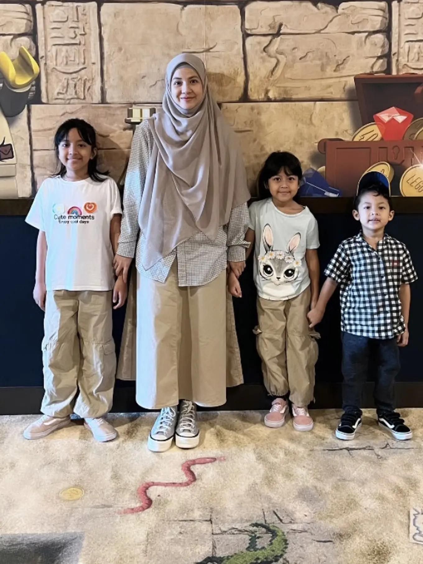 Penampilan Kasual Berkerudung Panjang Natasha Rizki saat Liburan Ke ...