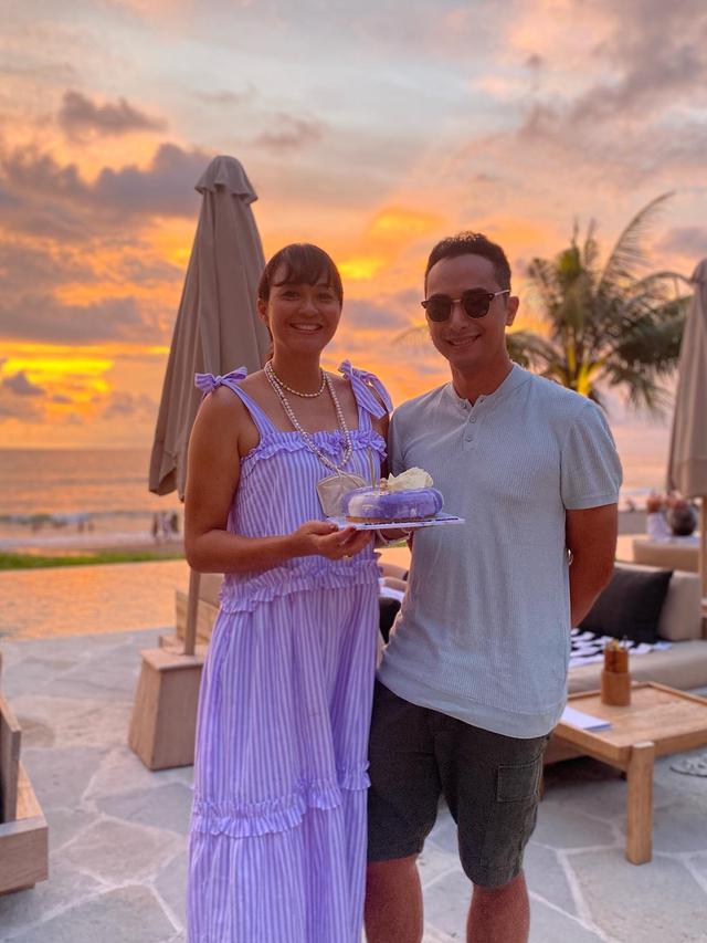 7 Potret Kompak Winky Wiryawan dan Kenes Andari, Jalani 18 Tahun ...