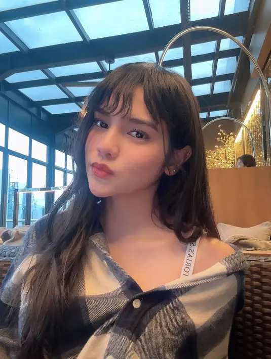 6 Potret Tampilan Manis Davina Karamoy dengan Rambut Berponi - Photo ...