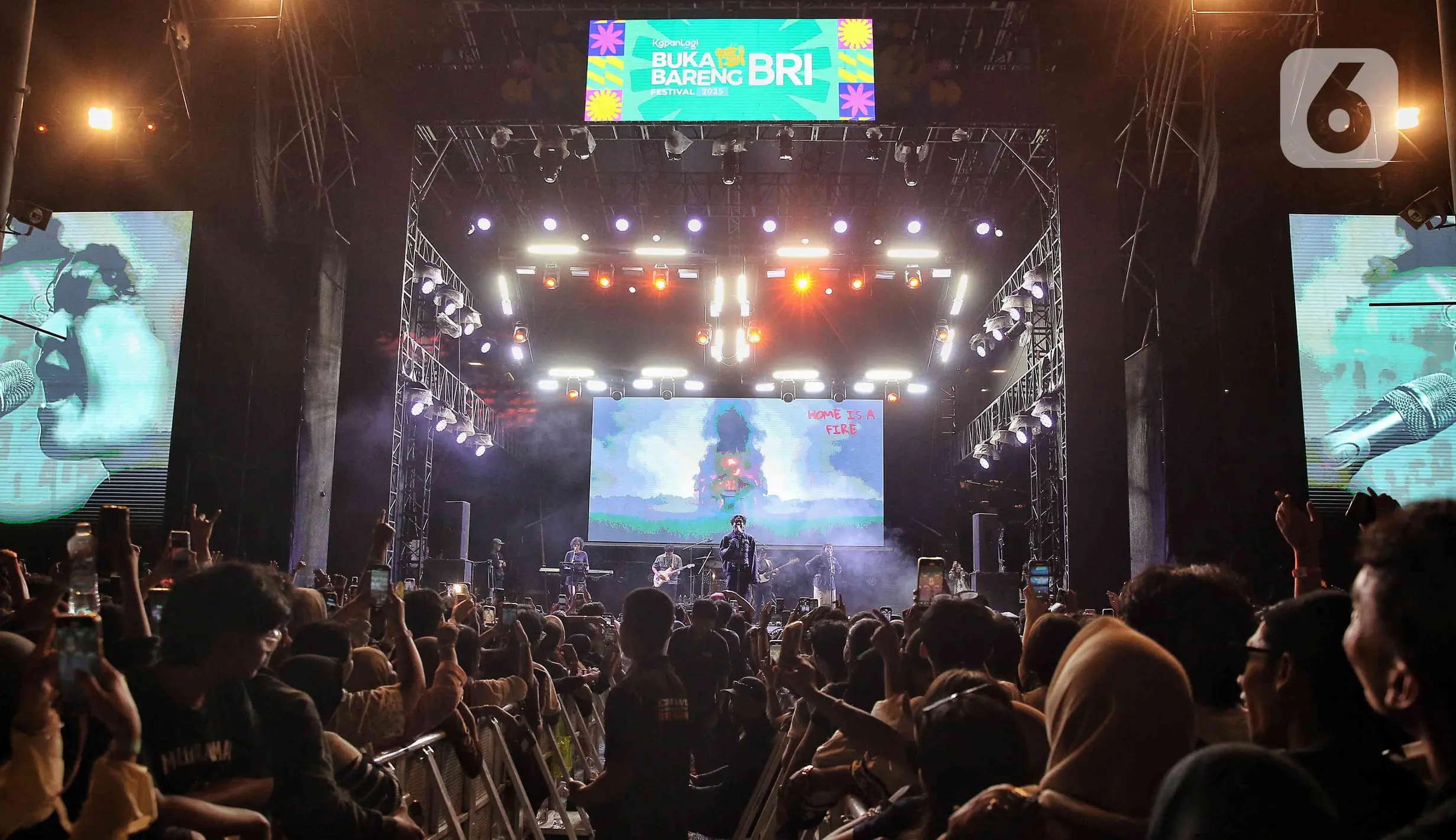 Pecah Abis, Penampilan Hindia Getarkan Panggung KapanLagi Buka Bareng ...