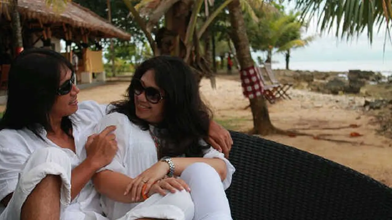 6 Kenangan Manis Agung Hercules dan Istri, 16 Tahun Bersama - Hot ...