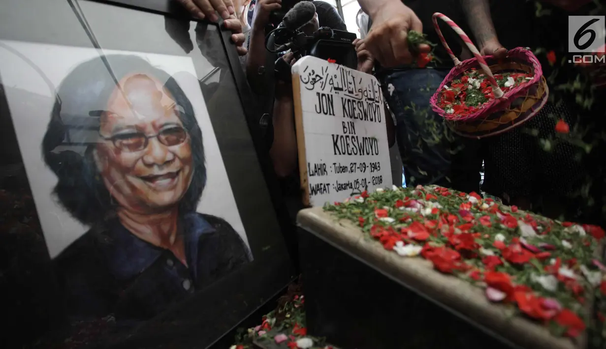 FOTO: Suasana Haru Iringi Pemakaman Vokalis Legendaris Koes Plus Yon ...