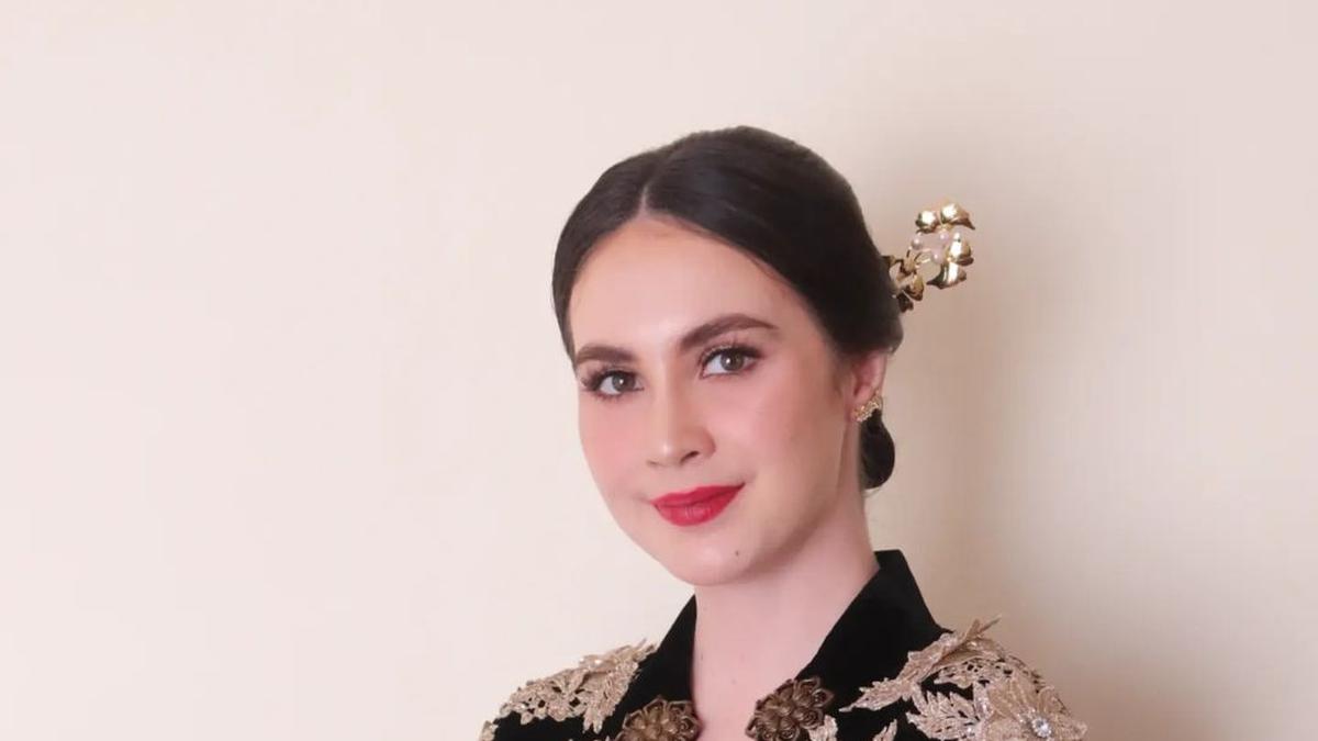 6 Inspirasi Kebaya Velvet Hitam Elegan ala Public Figure, Annisa Pohan ...