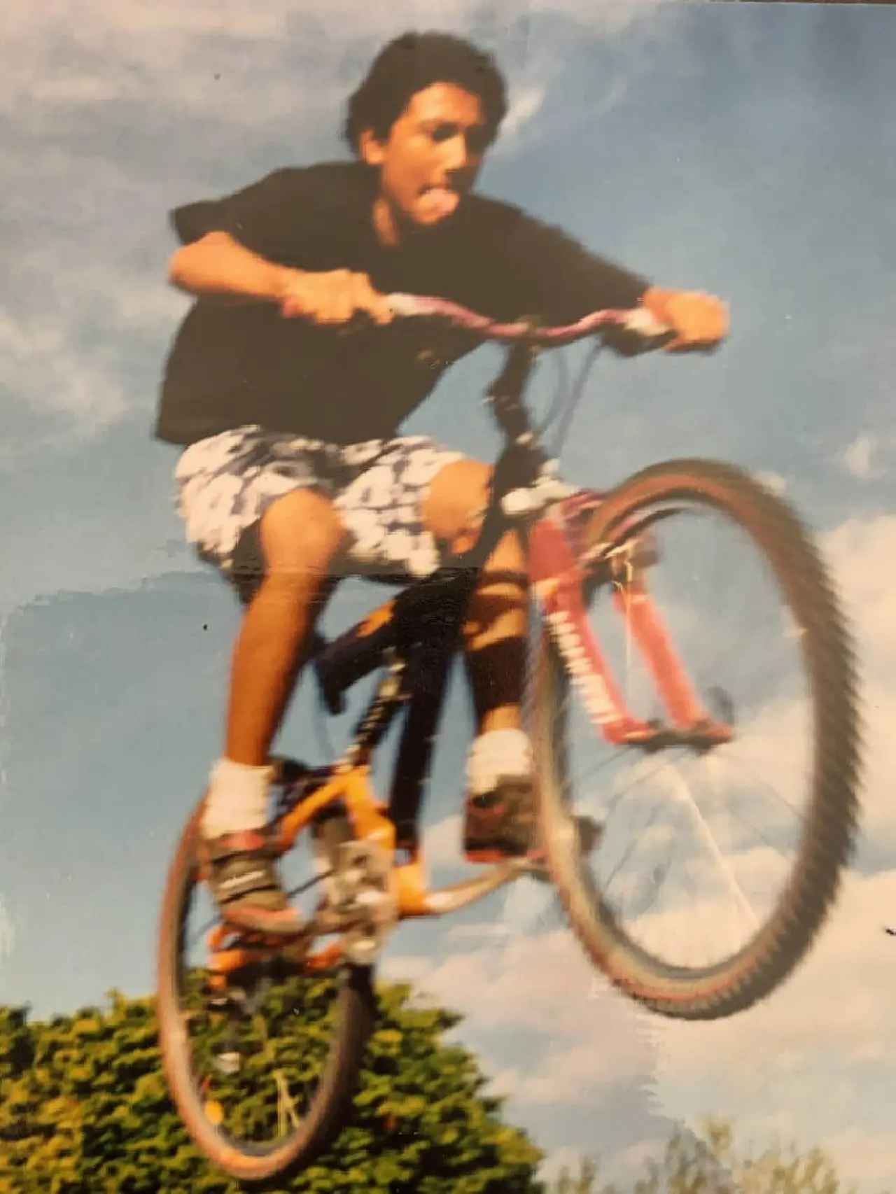 7 Potret Keren Ario Bayu Atraksi Naik Sepeda Ini Ekstrem - Hot Liputan6.com