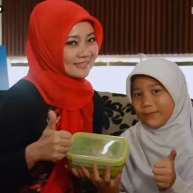 Diajarkan Pakai Hijab Sejak Belia, Ini 6 Potret Masa Kecil Zara Anak Ridwan Kamil - Hot Liputan6.com