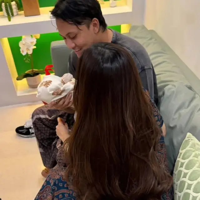 6 Potret Baby Selina Digendong Keluarga, Momen Bahagia Kelahiran Cucu Sule - Hot Liputan6.com