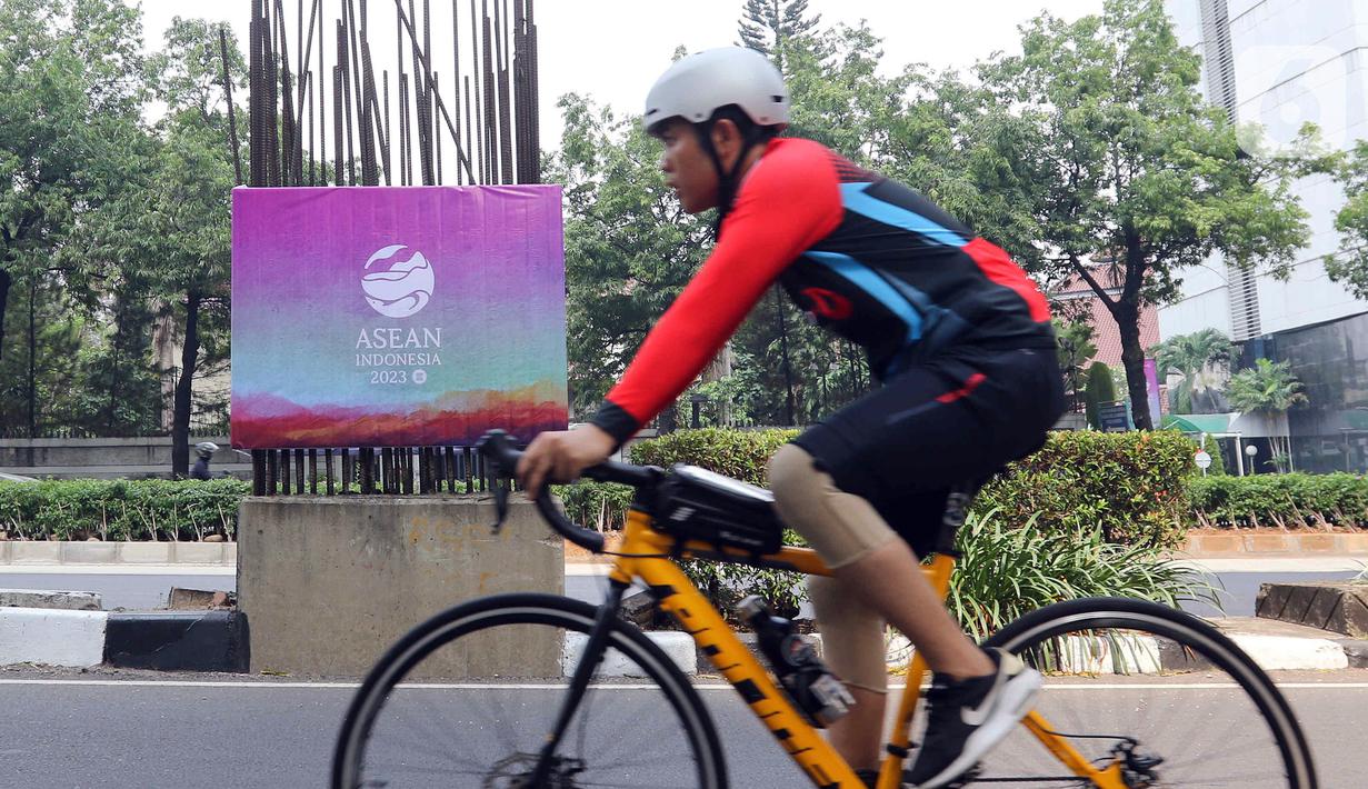 Banner KTT ASEAN 2023 Terpasang pada 100 Tiang Monorel di Rasuna Said