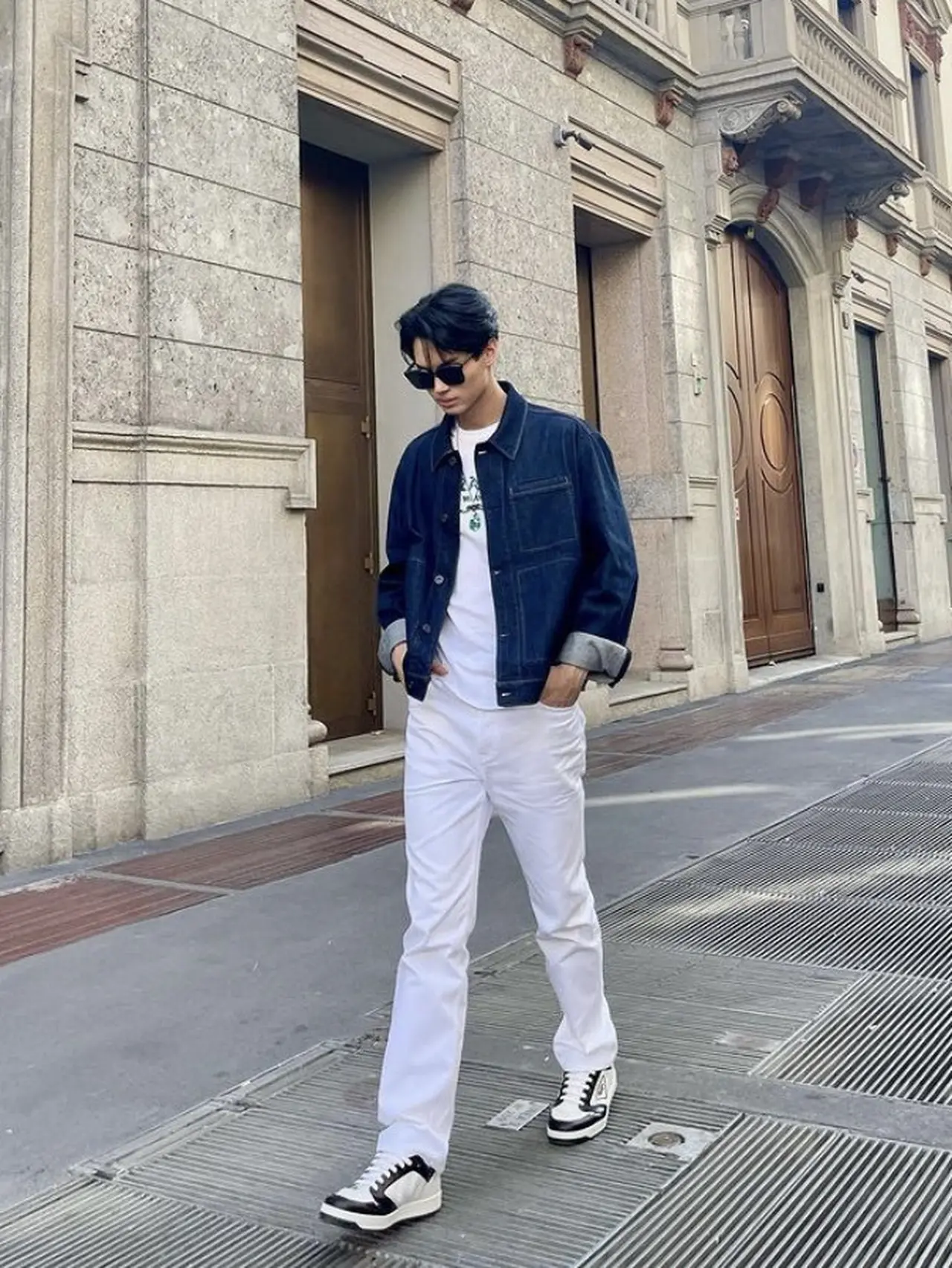 4 Tampilan OOTD Win Metawin Selama di Italia Kenakan Baju Puluhan Juta