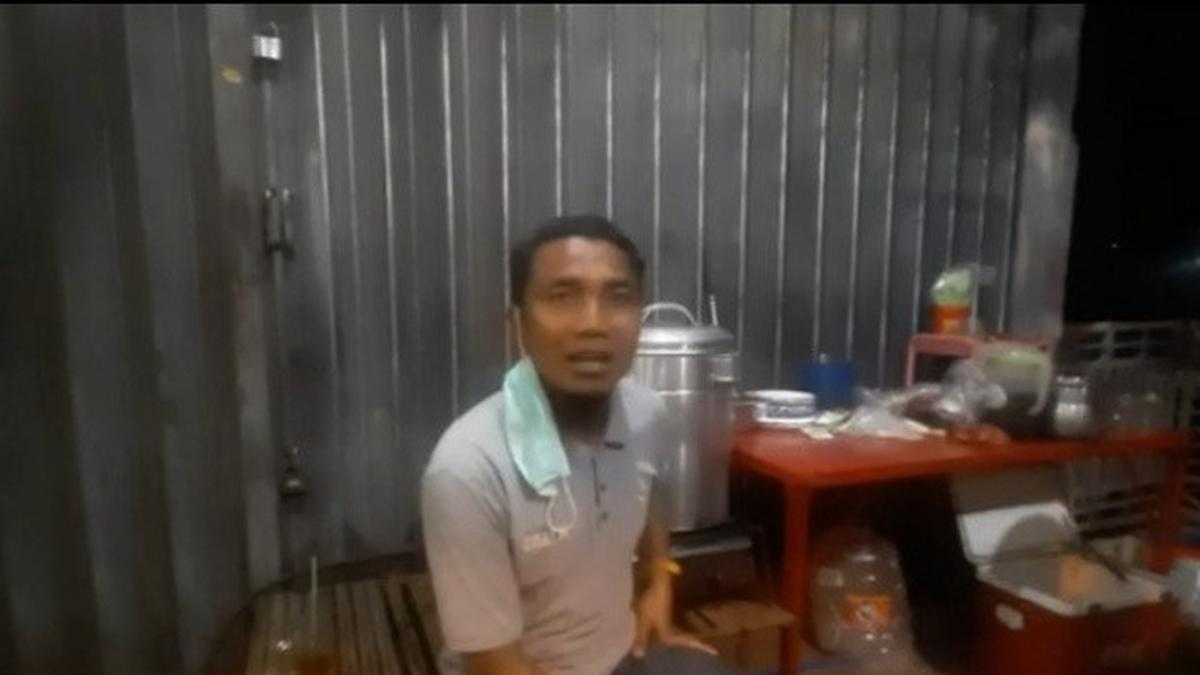 Agung Prasetyo, Eks Kiper Arema yang Kini Nyaman Berjualan Rawon dan ...