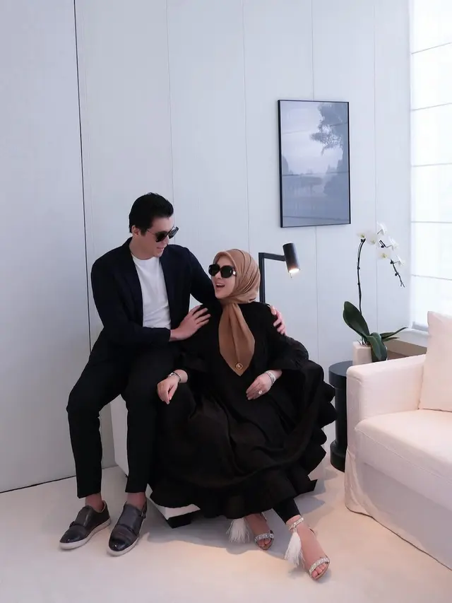 5 Potret Mesra Syahrini dan Reino Barack Rayakan Ultah Pernikahan ke-5 di Singapura, Ada Kado ...