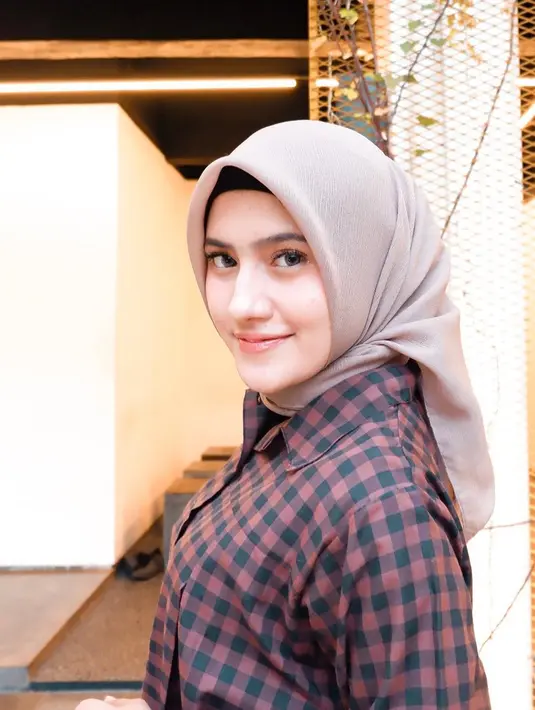 FOTO: 4 Potret Silvia Anggraini, Wanita Berhijab yang Dikabarkan Dekat ...