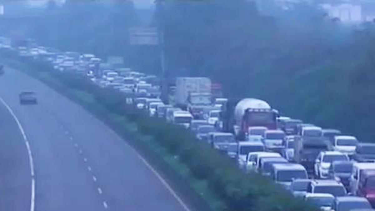 VIDEO: Libur Panjang, Tol Arah Bandung Padat - News Liputan6.com