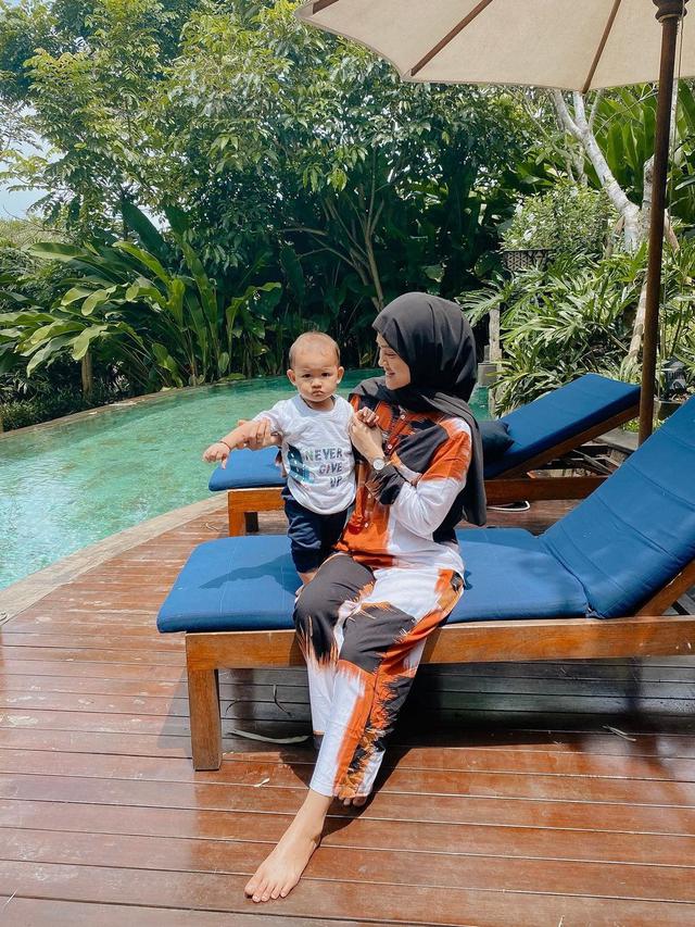 6 Potret Henny Rahman Saat Asuh Baby Zayn, Jadi Mama Milenial - Hot Liputan6.com