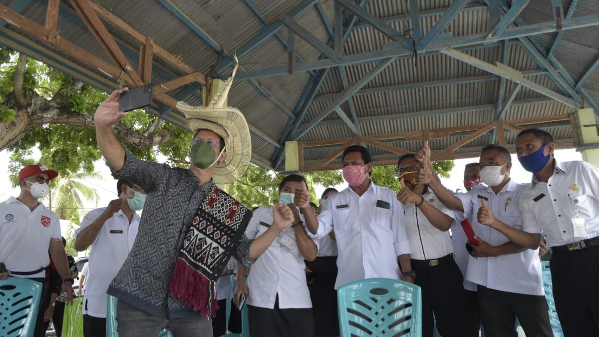 Potret Nadiem Makarim Kenakan Ti'i Langga, Topi Khas Pulau Rote - News ...